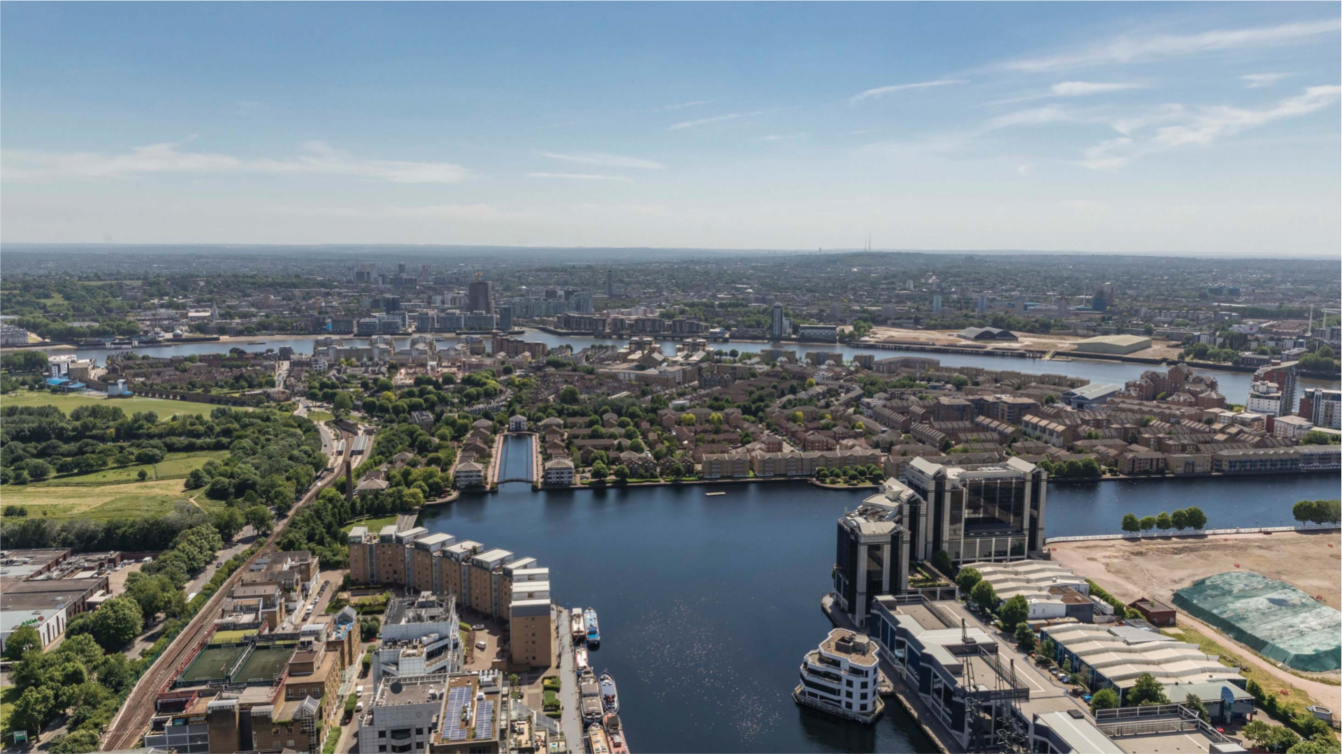 10 George Street is a skyscraper in Canary Wharf with terrace, lounge ...